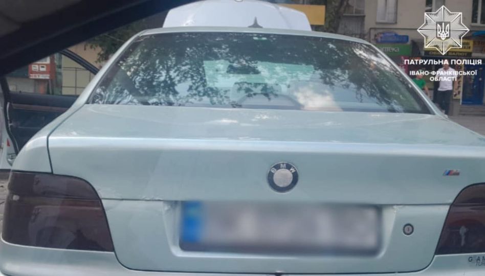 Прикарпатські патрульні виявили водія транспортного засобу з імовірно підробленими документами